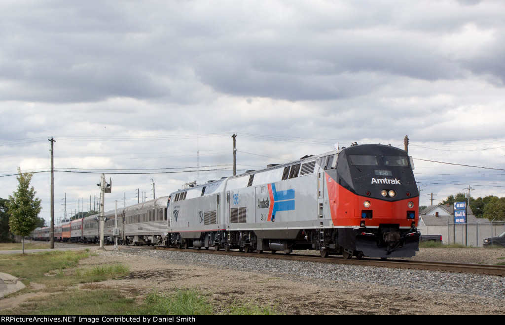Amtrak 156 leads NS 950.